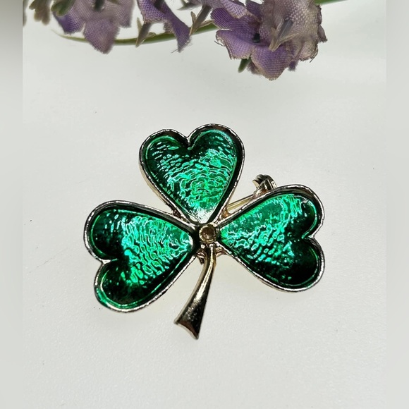 Beatrix | Jewelry | Vintage Beatrix Signed Shiny Enameled Shamrock Gold ...